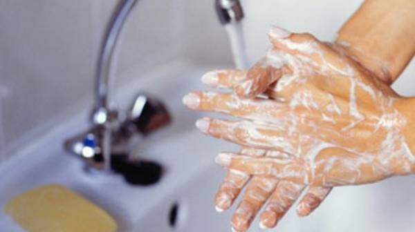 Cand pui mana pe clanta usii iei sute de microbi in palma. Vezi cand si ...