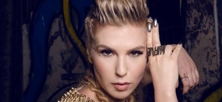 Corina a lansat videoclipul pentru piesa 'Pernele moi'! Cantareata a ...