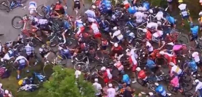 Zeci de rutieri au cazut unii peste altii in prima etapa din Turul ...