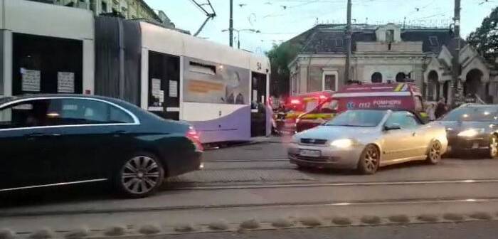 Accident in Piata Maria din Timisoara. Un tramvai a intrat in plin in 2 ...