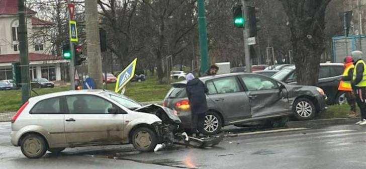 Accident intr-o intersectie din Timisoara. Masini facute praf. Video ...