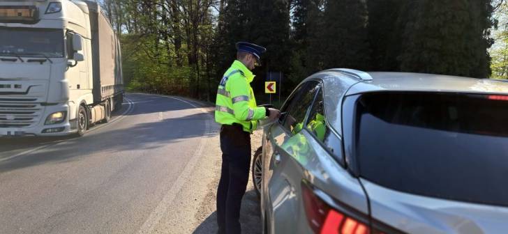 Sofer rupt de beat, oprit de politisti in trafic, pe o sosea din Timis ...