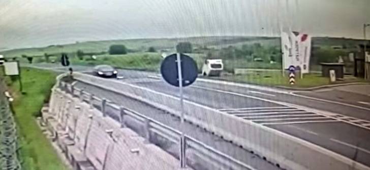 Accidentul, filmat live. Un sofer a adormit la volan si s-a rasturnat ... Accidentul, filmat live. Un sofer a adormit la volan si s-a rasturnat ...