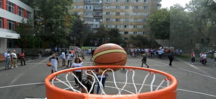 Liber la sport in curtea scolii, dar numai cu carnetul de elev in ...