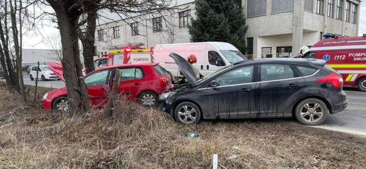 Accident la Timisoara, masini proiectate pe marginea drumului. Video ...