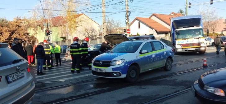 Accident in intersectie, la Timisoara. Trei masini s-au izbit. Foto ...