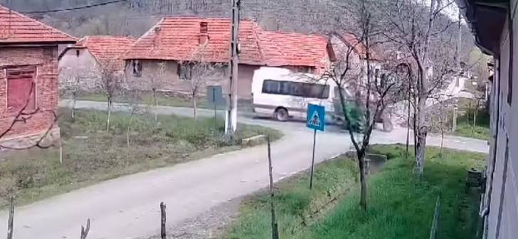 Momentul impactului a fost filmat. Un microbuz plin cu muncitori a ... Momentul impactului a fost filmat. Un microbuz plin cu muncitori a ...