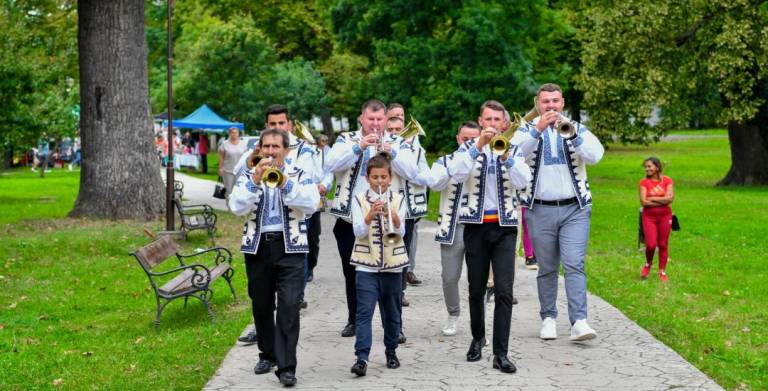 Retraiti atmosfera Banatului de altadata la Festivalul Fanfarelor, de ...