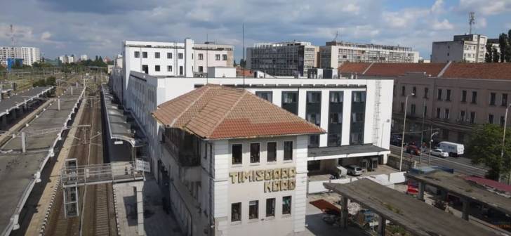 S-au renovat fatade si tunelul pietonal si au fost montate panourile ...