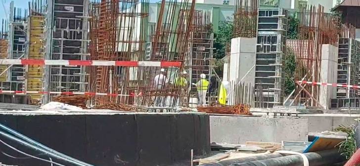 Video. Zdrobit de o placa. Muncitor grav ranit pe santierul hub-ului de ...