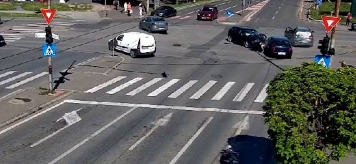 Accident cu 3 masini, in intersectie, la Timisoara, provocat de o ...