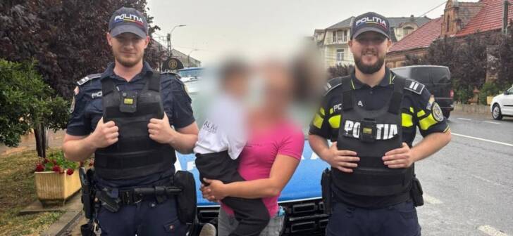 Fetita de 6 ani, protejata de politisti, in timpul furtunii din Timis ...